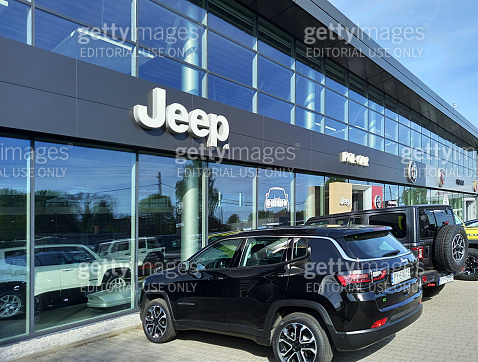 Jeep dealership sign logo on car store. 이미지 (2152087165) - 게티이미지뱅크