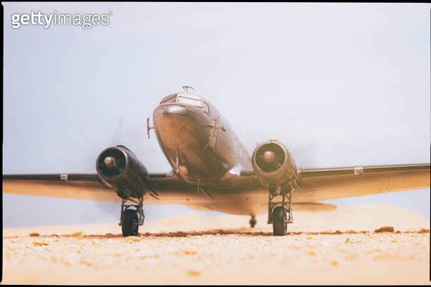 Model DC-3 Dakota In The Desert 이미지 (2152046948) - 게티이미지뱅크