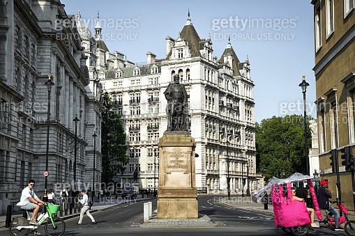 8th Duke of Devonshire statue, Central London Whitehall Architecture ...