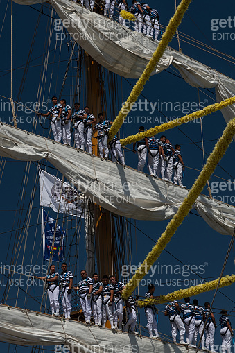 Sailors standing on rig of a three-master in Cadiz Harbor 이미지 ...