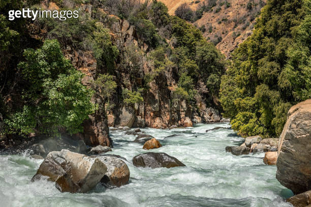 Rapids in a creek in the Kings Canyon National Park, California USA 이미지 ...