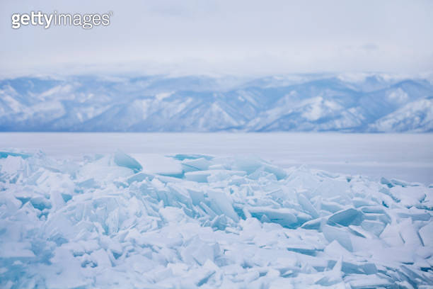 Turquoise ice floe. Ice-drift of Baikal lake, Winter landscape. 이미지 ...