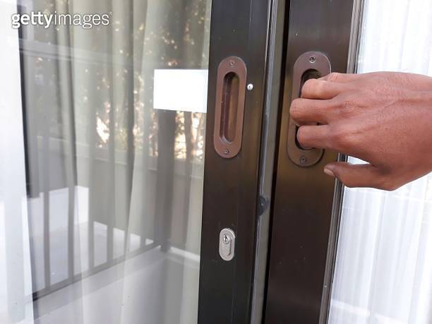 Hand open and close sliding glass door 이미지 (1738485629) - 게티이미지뱅크