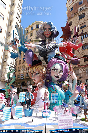 Las Fallas Wood and Papier Mache Sculptures 이미지 (2099481129) - 게티이미지뱅크