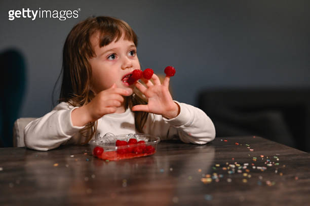 Preschool girl eating ripe raspberries. 이미지 (2149728824) - 게티이미지뱅크