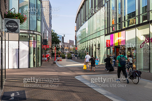 Modern shopping street in the center of Lelystad, Flevoland. 이미지 ...