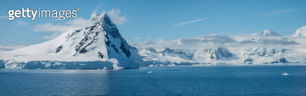 Panoramic view of the mountain range of the Antarctic Peninsula ...
