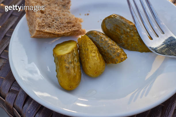 pickled sliced cucumbers, a piece of rye bread 이미지 (2025856743) - 게티이미지뱅크