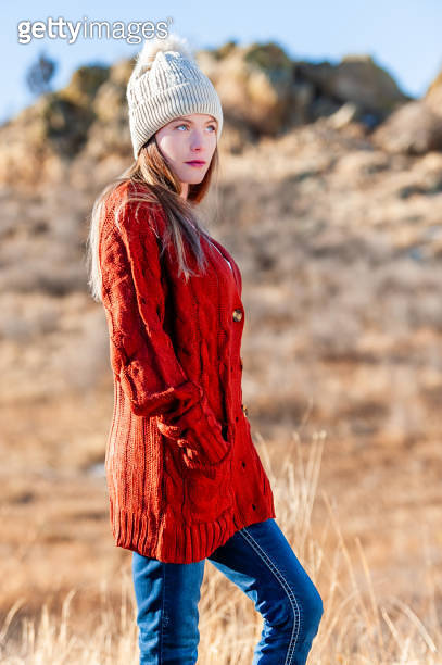 Pretty young woman in rust colored cardigan sweater 이미지 (2018639695 ...