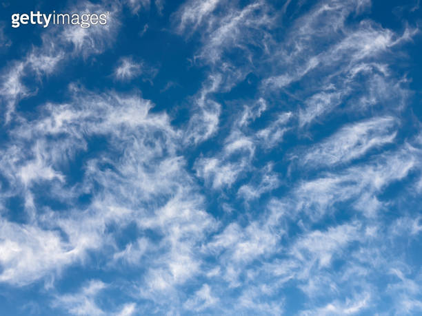 Cirrus clouds in an abstract morning pattern 이미지 (2122636167) - 게티이미지뱅크