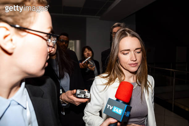 Female US politician surrounded by crowd of journalists 이미지 (2148281387 ...