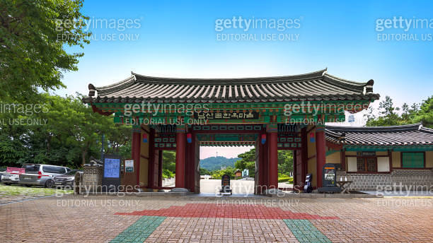 Traditional Korean gate marks the entrance to Namsangol Hanok Village ...