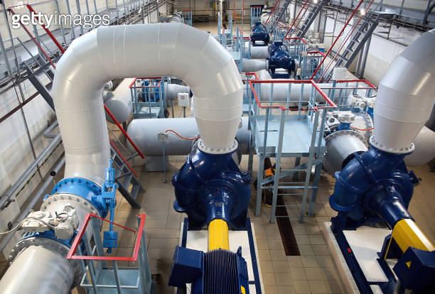 Industrial water pumping station interior with pipes and machinery 이미지 ...