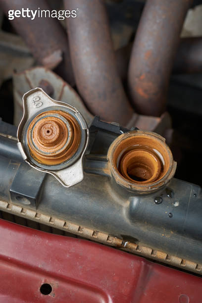 old rusty and muddy car radiator and the cap 이미지 (2026592419) - 게티이미지뱅크