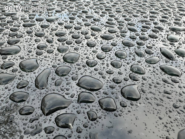 A wet surface with many small water droplets scattered across it 이미지 ...