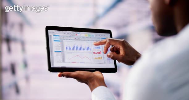 Professional Analyst Employee Using Spreadsheet Data 이미지 (2150486283 ...