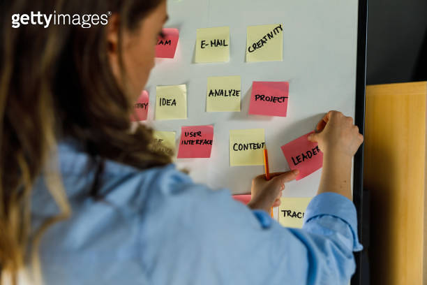 Woman brainstorming ideas, using post it notes on whiteboard 이미지 ...