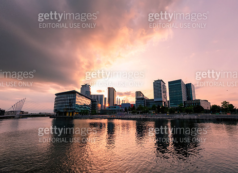 Sunset over Salford Quays in Manchester, UK 이미지 (2155624207) - 게티이미지뱅크