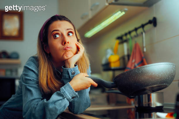 Bored Woman Cooking at Home Feeling Unhappy 이미지 (2155658086) - 게티이미지뱅크