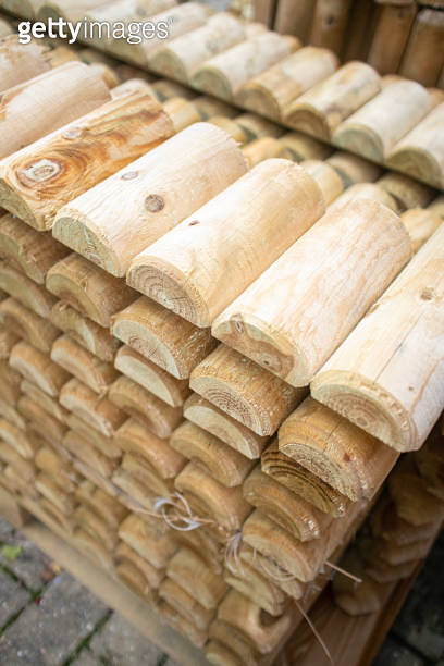 Wooden log rolls used to edge a lawn from a flower or vegetable bed 이미지 ...