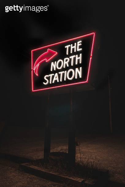 the north station sign lit up at night 이미지 (1912490704) - 게티이미지뱅크