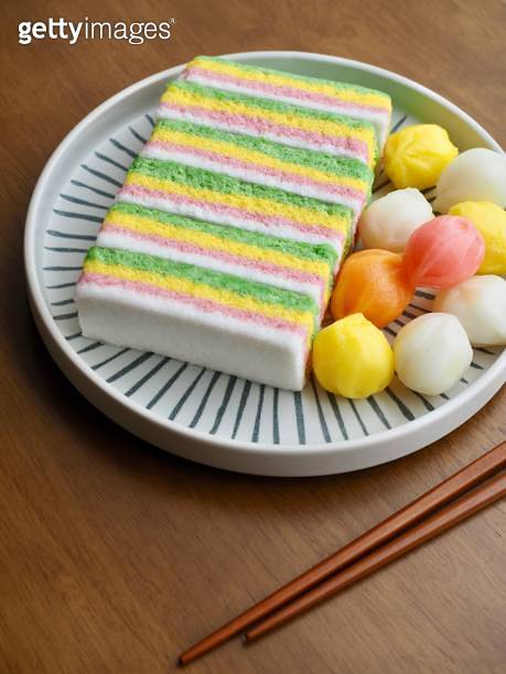 Korean traditional food rainbow rice cake and songpyeon (2059933065 ...