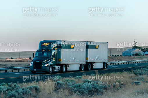 ABF Freight semi-truck, pulling double trailers, on a linehaul route. 이미지 (2149774227) - 게티이미지뱅크