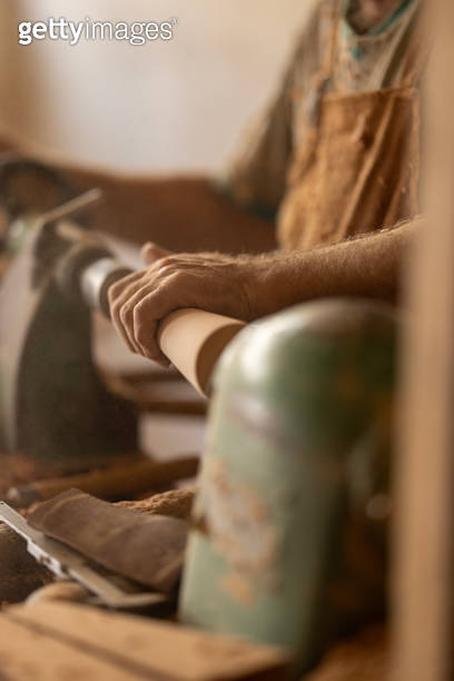 Wooden particles flying around as a piece of wood is being chiseled 이미지 ...