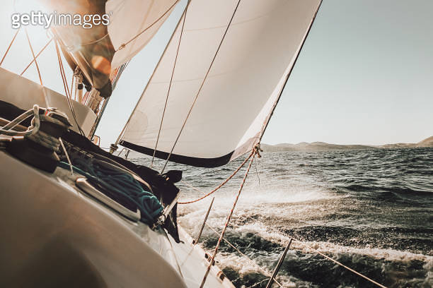 Yacht at sea, a sunset regatta. Tilted boat sailing on the ocean 이미지 ...