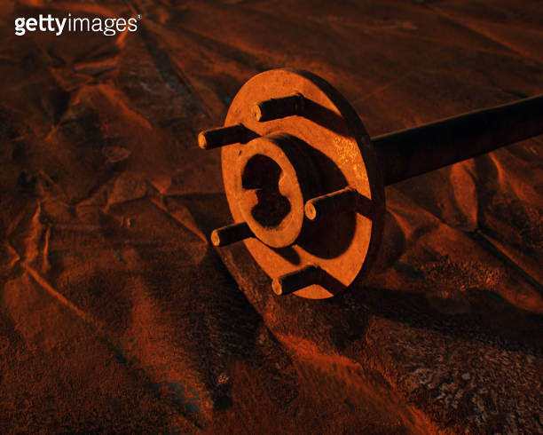 Old rusty axle shaft on weathered rusty metal sheet. 이미지 (2150058335 ...