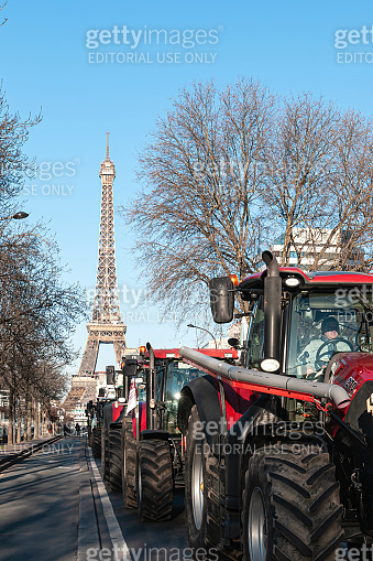 French farmers demonstrating in Paris 이미지 (1963886627) - 게티이미지뱅크