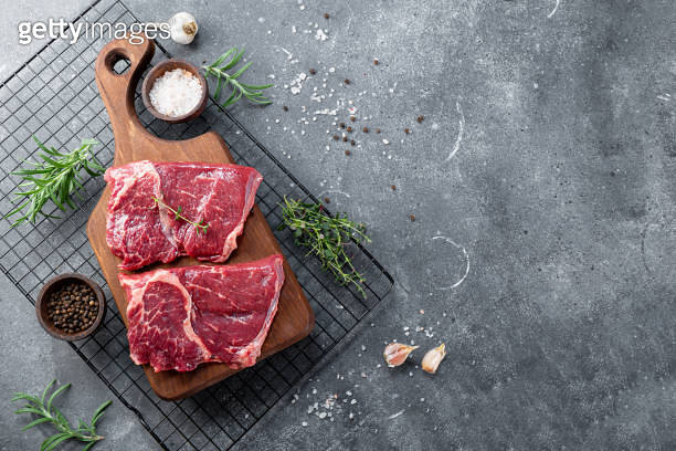 Raw beef chops on a cutting board. Animal product, red meat 이미지 ...