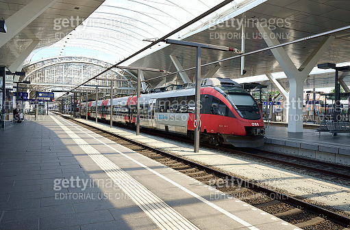 OBB High speed train arrives at Salzburg main train station. 이미지 ...