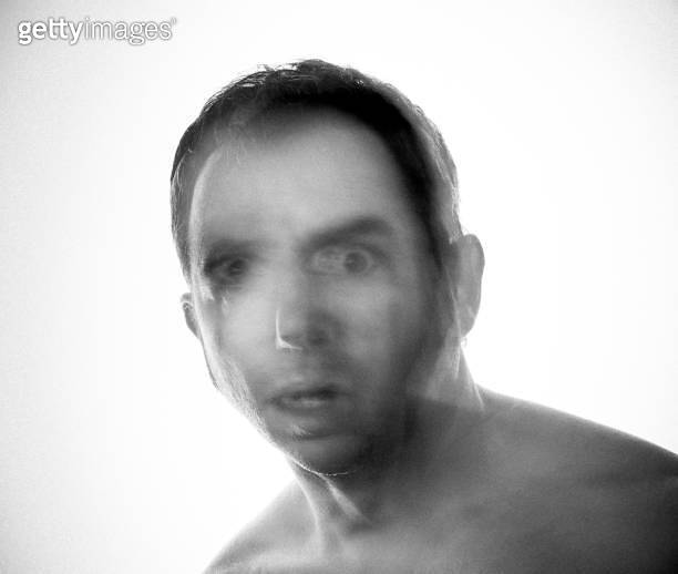 Unfocused man with scaring face. 이미지 (1987990078) - 게티이미지뱅크