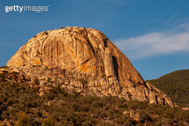 A large boulder 이미지 (1999752739) - 게티이미지뱅크