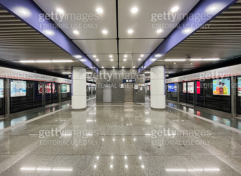 Beijing Line 14 Subway DONGHUQU Station Platform 이미지 (2036523125) - 게티이미지뱅크