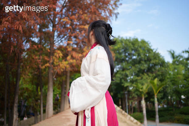 Side view photo of woman wearing Hanfu 이미지 (1901664334) - 게티이미지뱅크