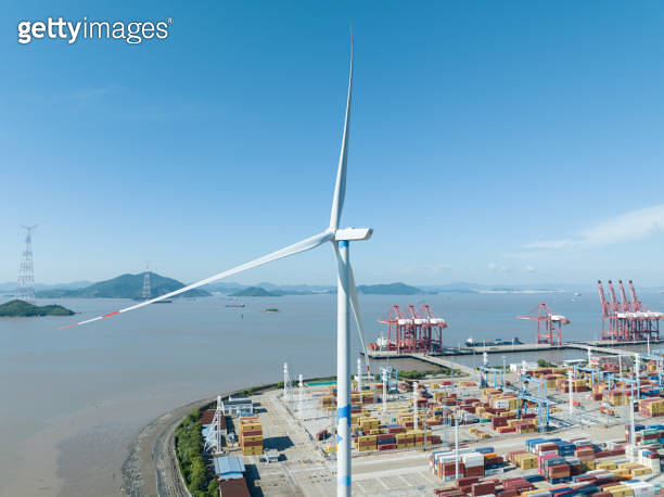 Wind turbines at cargo terminal 이미지 (2156430765) - 게티이미지뱅크
