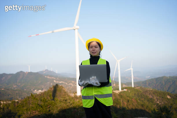 Electrical worker holding computer 이미지 (2022124927) - 게티이미지뱅크