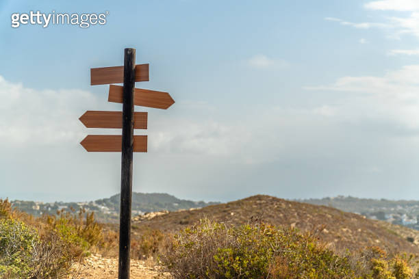 Wooden signpost with directions to paths and trails hiking outdoors 이미지 ...