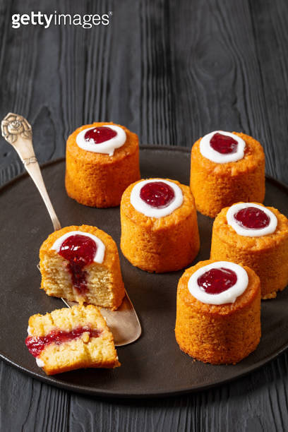 runebergin torttu, runeberg sweet cake with jam 이미지 (1973325378) - 게티이미지뱅크