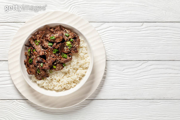 Bulgogi, Korean BBQ Beef with rice, top view 이미지 (2163391790) - 게티이미지뱅크
