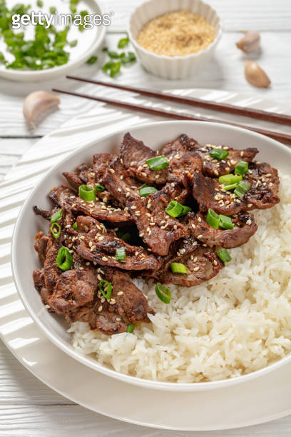 Bulgogi, Korean BBQ Beef with rice, top view 이미지 (2164339487) - 게티이미지뱅크