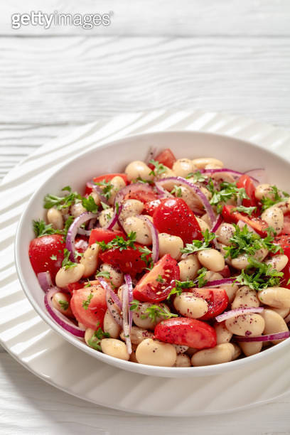 Piyaz, Turkish white bean salad in a bowl 이미지 (2159124322) - 게티이미지뱅크