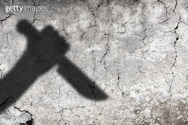 The shadow of the hand holding a knife reflected on the wall 이미지 ...