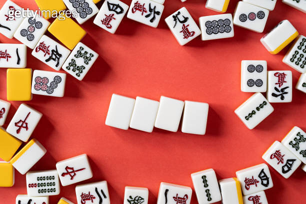 mahjong tiles on red background 이미지 (2045065278) - 게티이미지뱅크