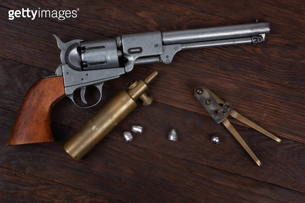 Old West Revolver with bullet mold and bullets. 이미지 (2154405276) - 게티이미지뱅크