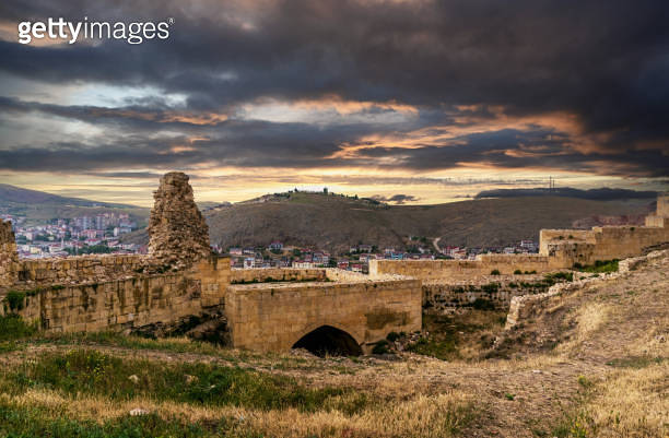 Medieval ruined fortress Bayburt in Turkey 이미지 (2152288544) - 게티이미지뱅크