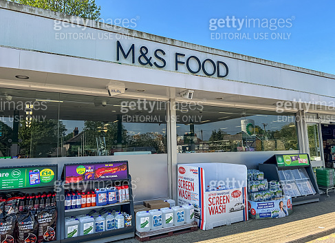 M&S Food store in a petrol station, London. (2154339701) - 게티이미지뱅크