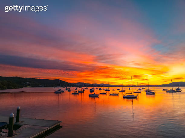 Aerial sunrise waterscape with boats and high cloud 이미지 (2156464975 ...
